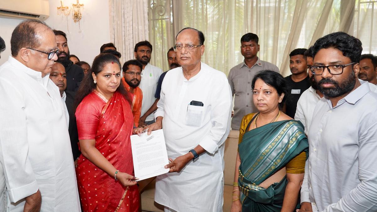 MLC Kavitha lodges complaint against Teenmar Mallanna for making ‘insulting comments’ - The Hindu